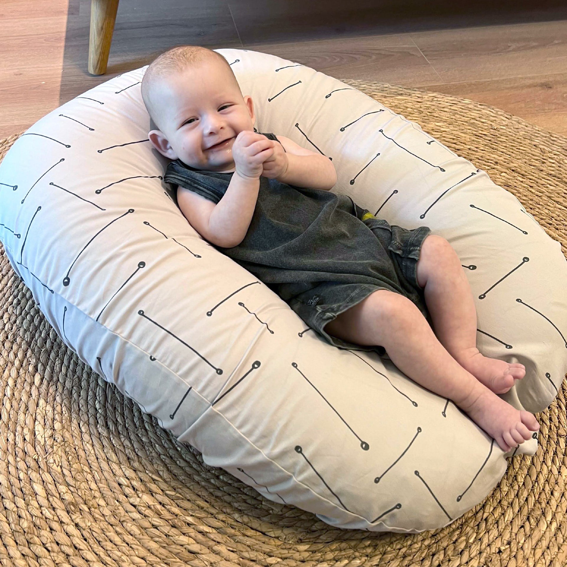 ציפית הפלא לכרית הנקה פסים אפורים על בג' – Shilav