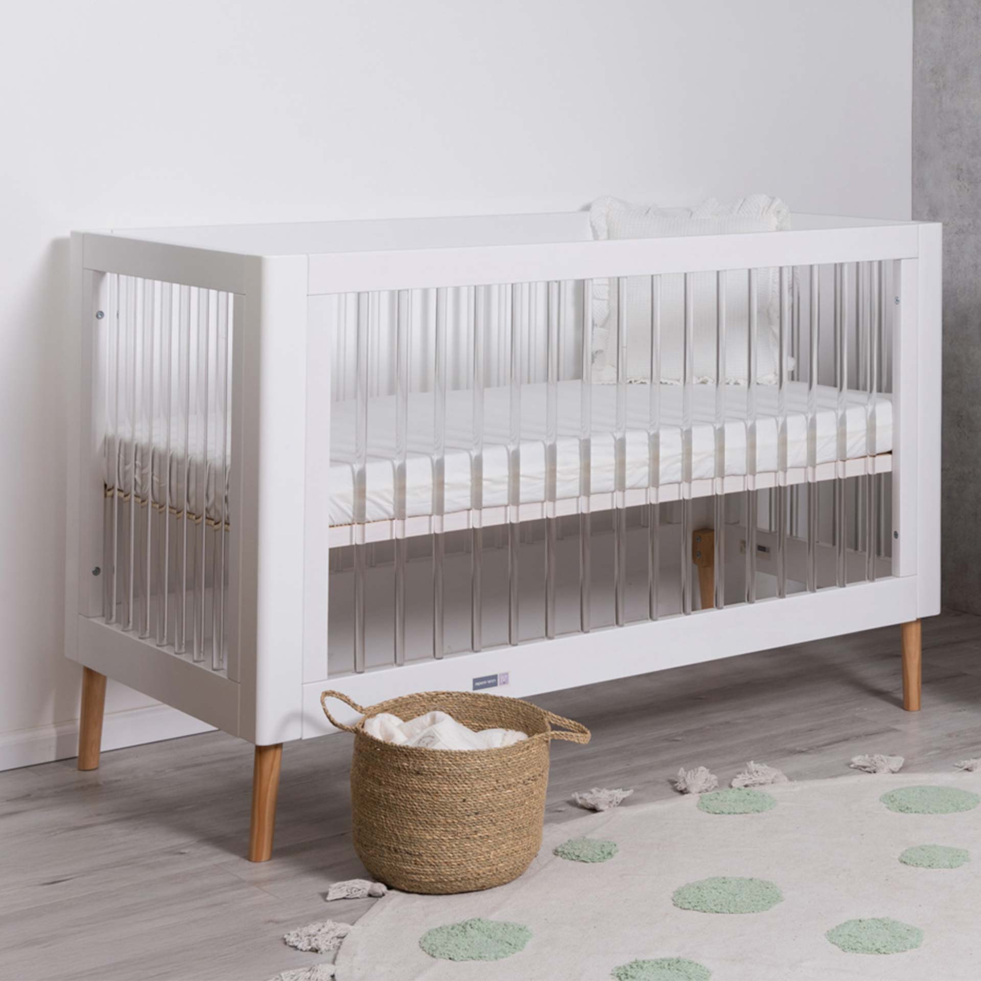 מיטת תינוק דגם קימברלי לבן +אקריל – Shilav